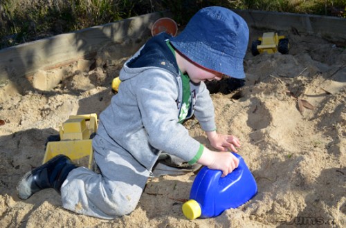 How to Make Plastic Bottle Sand Scoops. - Picklebums